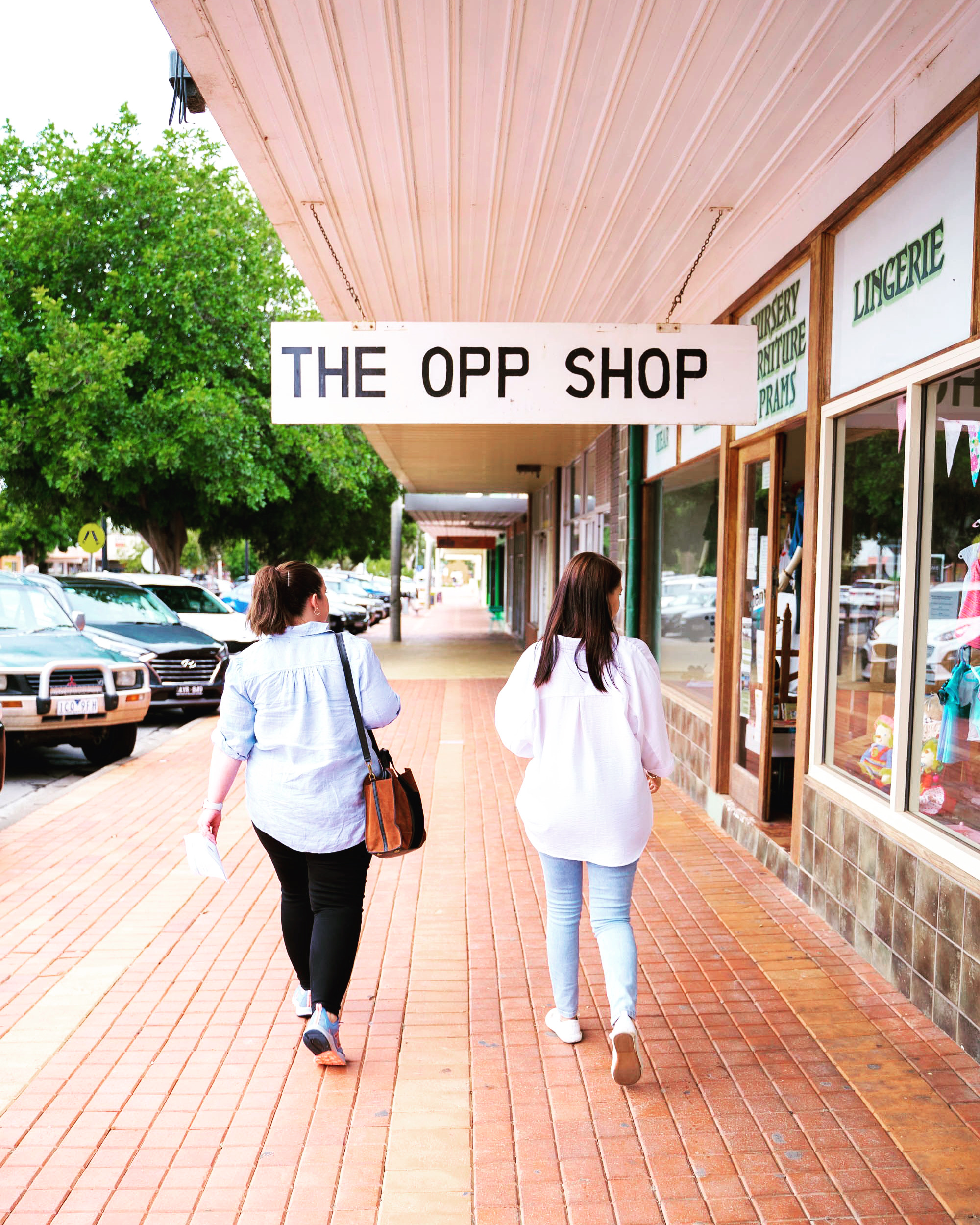 SHOPPING IN ROBINVALE